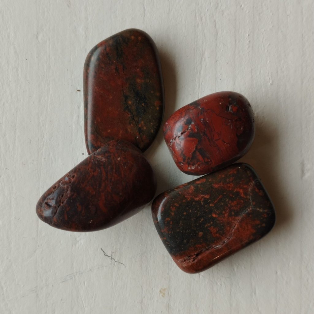 L'Opale Rouge du Cantal en Lithothérapie : Vertus et Bienfaits